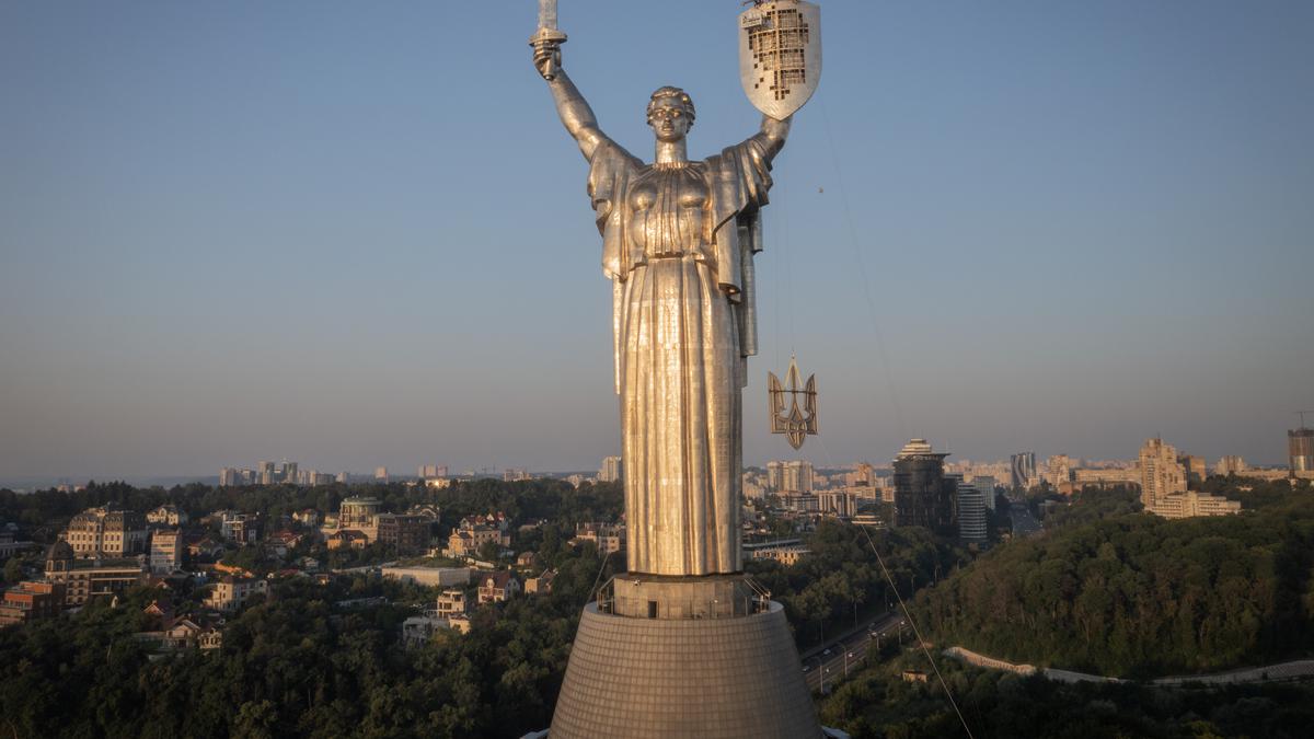 Ukraina Ganti Palu dan Arit Soviet dengan Trisula di Monumen Kyiv yang ...