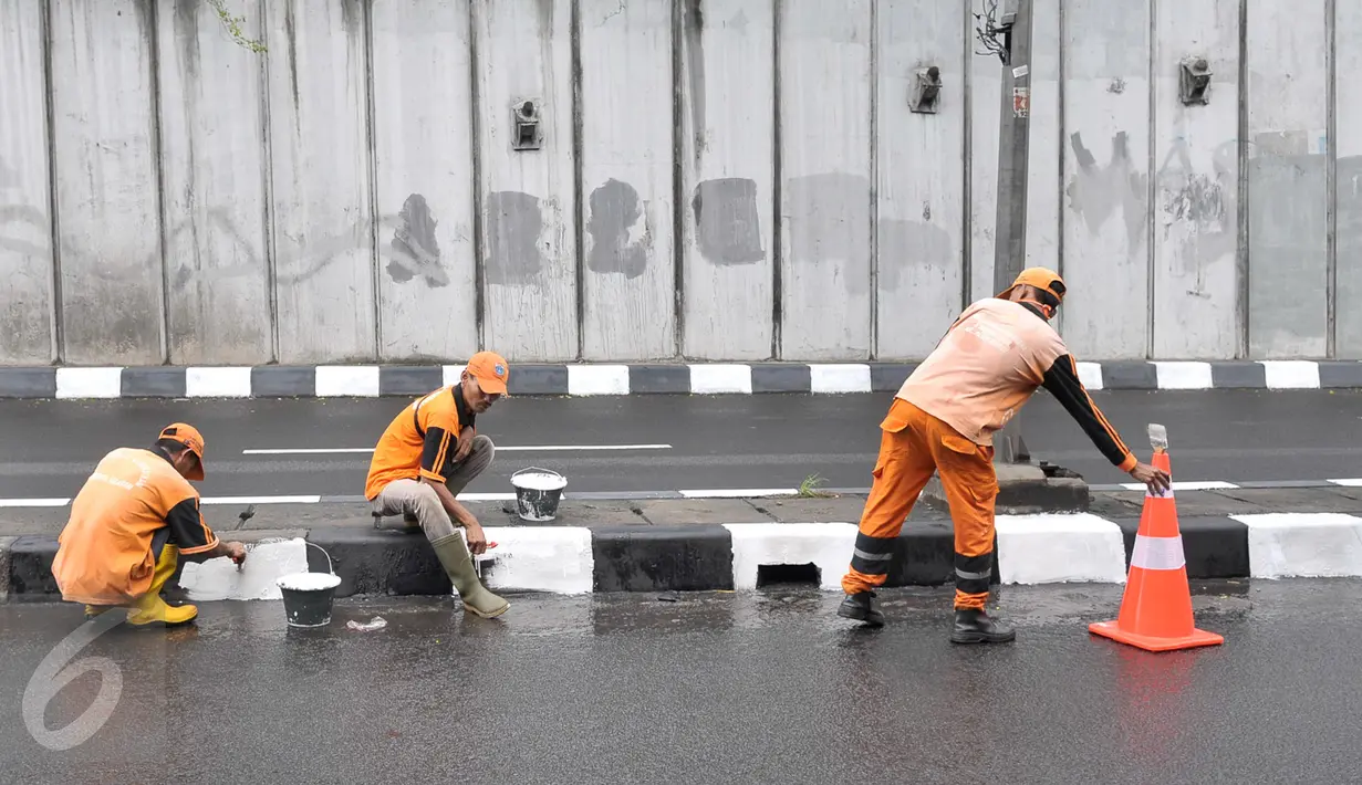 Petugas PPSU Cat Trotoar Pudar - Foto Liputan6.com