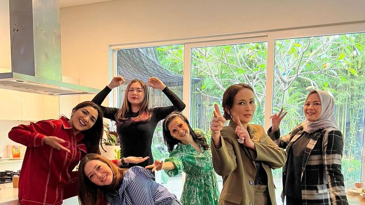 Potret Geng Arisan Cenayang Saat Kumpul, Pose Seru Permintaan Maia ...