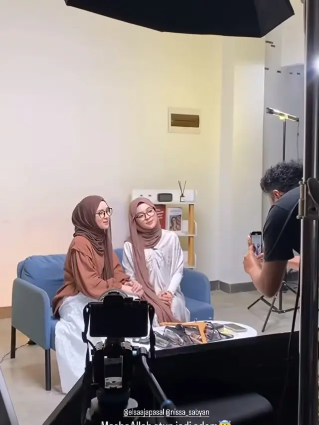 7 Pesona Eca Aura Pakai Hijab Bareng Nissa Sabyan, Dipuji Bak Kembaran - Hot Liputan6.com