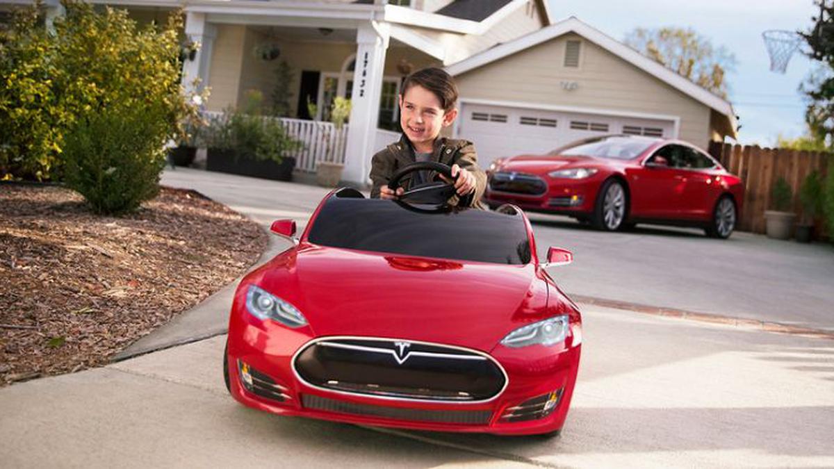 Tesla Hadirkan Sportscar Listrik Model S untuk Bocah