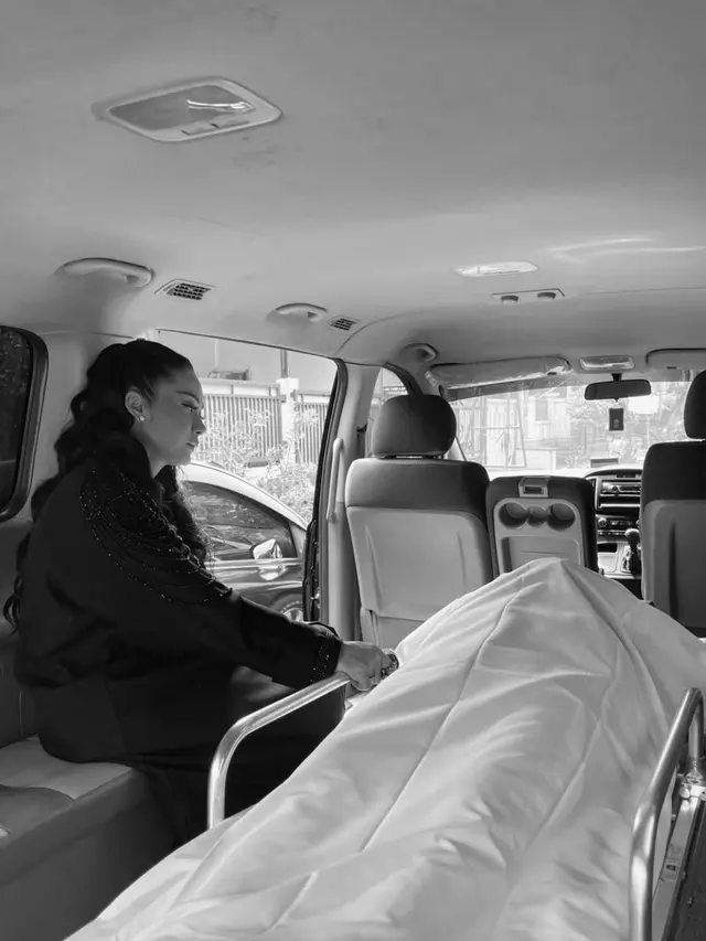 Menemani 32 Tahun, Tangis Krisdayanti Pecah di Pemakaman Selby Anwar ...