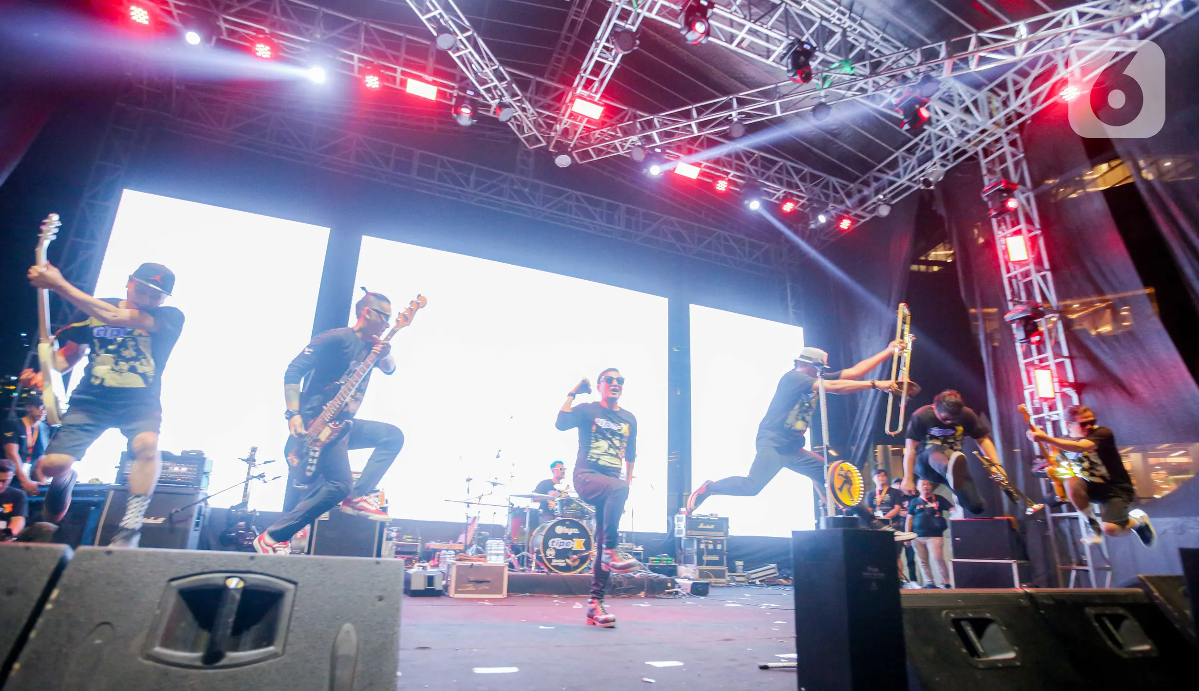 Bawakan Lagu Hits, Tipe-X Sukses Hibur Penonton Festival 6 2023 - Foto ...