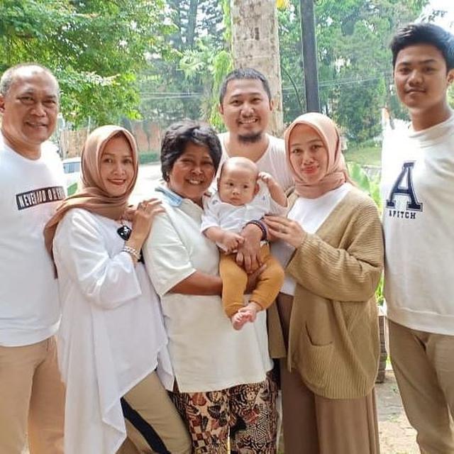 7 Potret Thalia Gracia Meicy Anak Angkat Suti Karno, Parasnya Curi Perhatian - Hot Liputan6.com