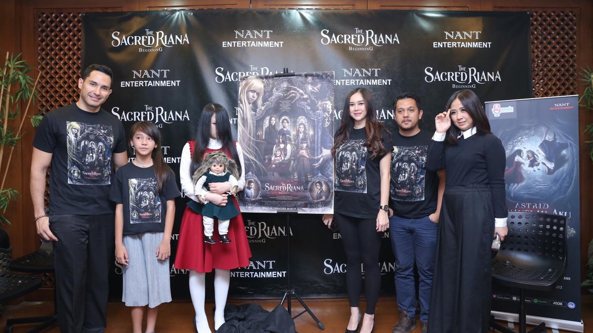 Dua Kata yang Diucapkan Riana Saat Premiere Film The Sacred Riana ...