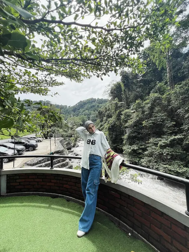 6 Gaya Berhijab Zee Zee Shahab bak ABG, Inspirasi Padu Padan Kemeja ...