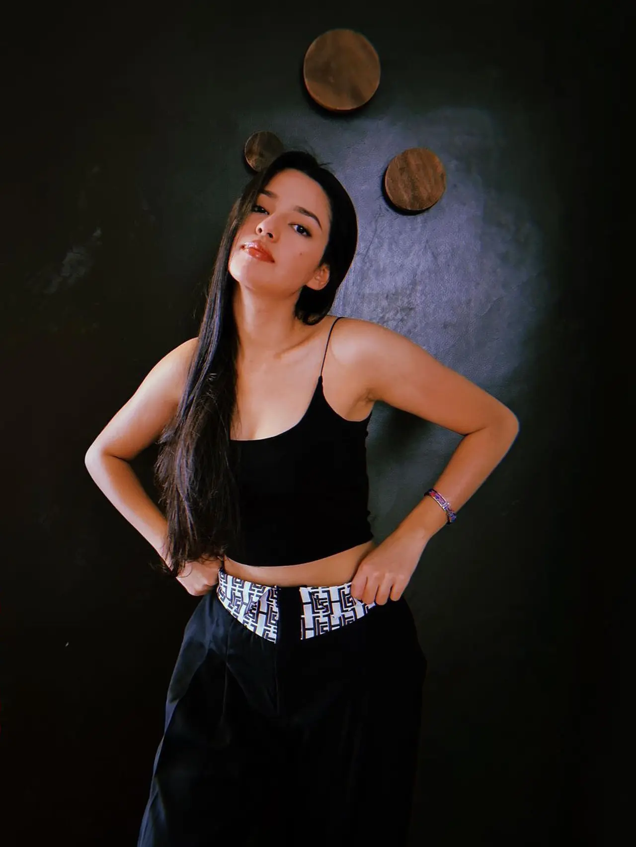 10 Potret Cantik Susan Sameh Pake Baju Hitam, Visual yang Ideal Jadi ...