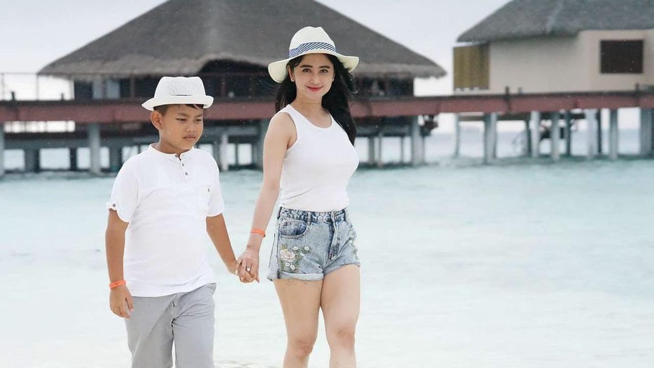 6 Potret Dewi Perssik dan Anak Angkat, Felice Gabriel, Didoakan Jadi ...