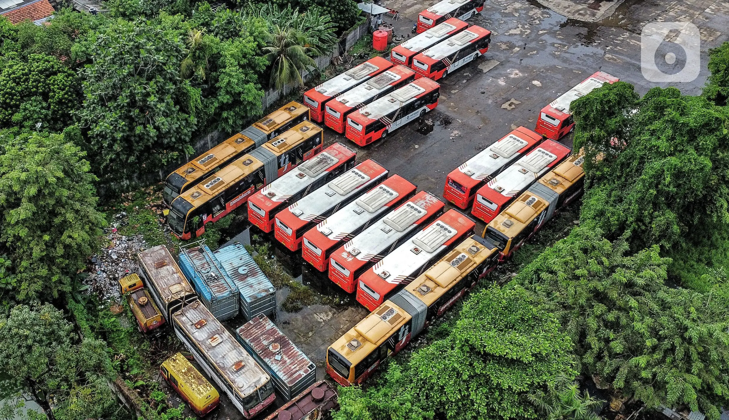 Puluhan Bus Transjakarta Terbengkalai di Terminal Pinang Ranti - Foto ...