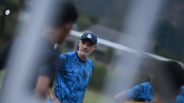 BRI Liga 1: Bongkar Ruang Ganti Arema FC, Joel Cornelli Enggan Terlalu ...