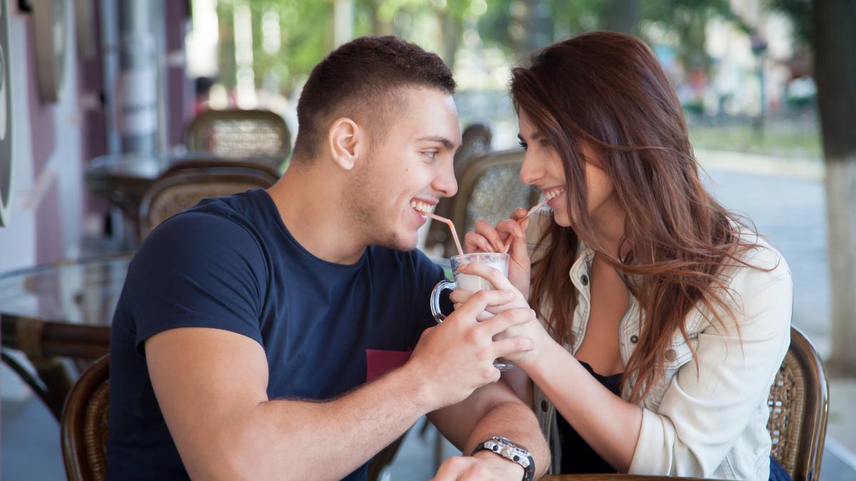 Ternyata Mudah Dikenali! 7 Ciri-Ciri Orang yang Diam-Diam Menyukaimu - Relationship Fimela.com