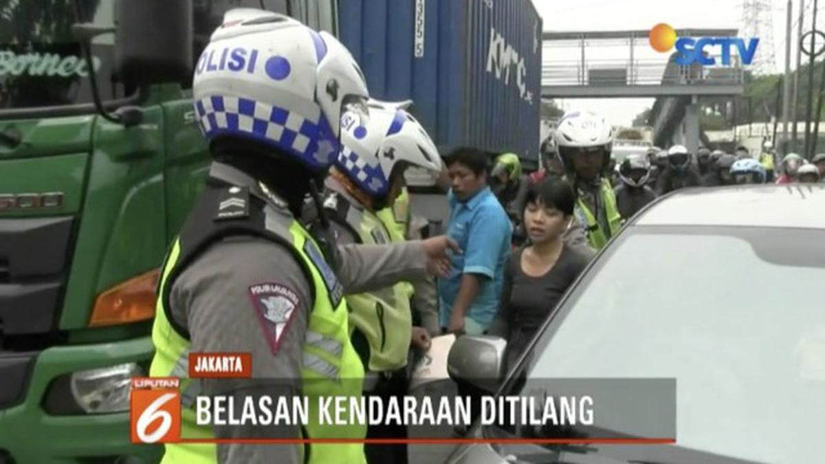 Hindari Razia Pajak Kendaraan, Wanita Ini Hampir Tabrak Polisi - News Liputan6.com