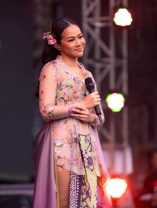 Gaya Unik Yura Yunita Kenakan Kebaya Ala Kembang Desa Modern - Photo ...