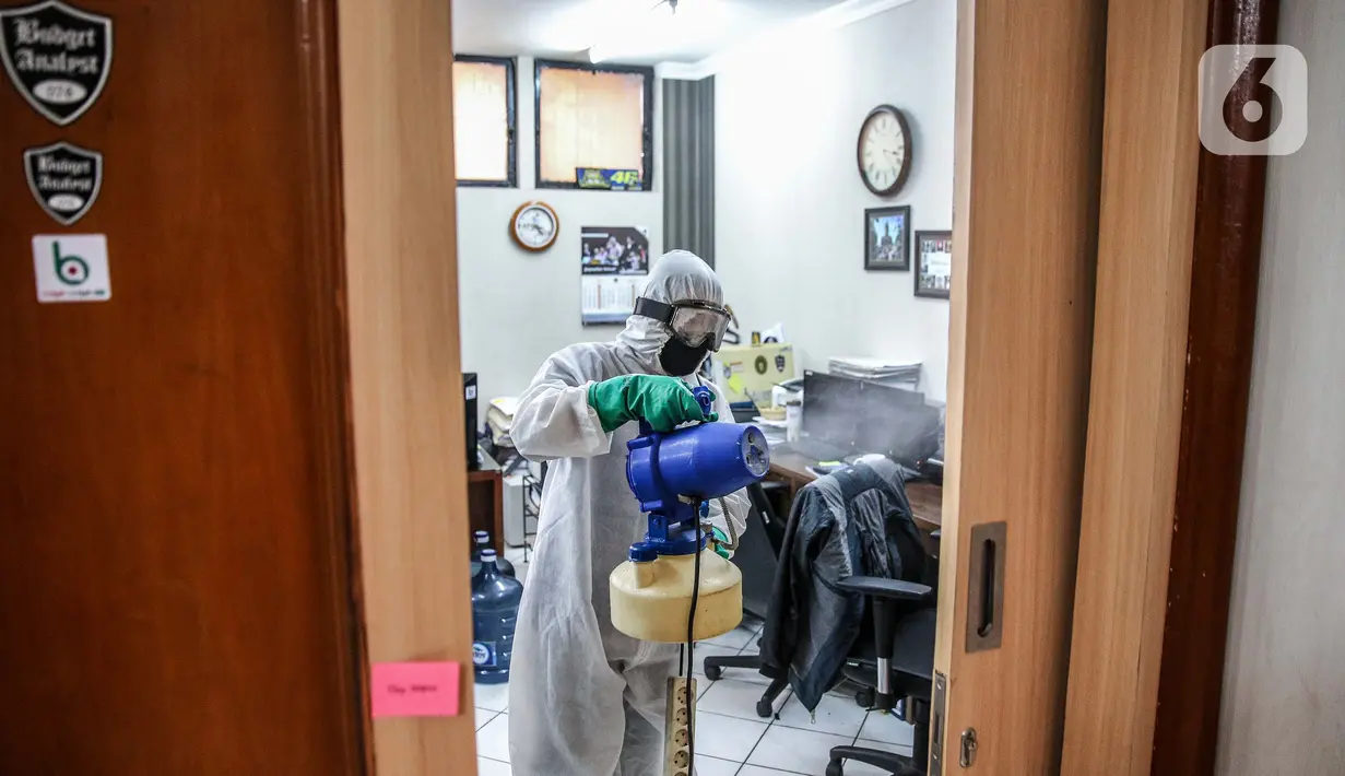 FOTO: Pegawai Terpapar Covid-19, Gedung KPU Pusat Disemprot Disinfektan ...