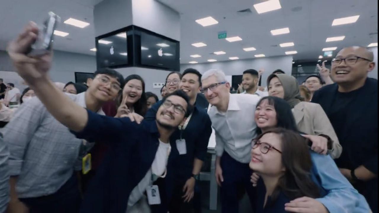 Apple Sambut Usia 50 Tahun, Surat Emosional Tim Cook untuk Pengguna ...