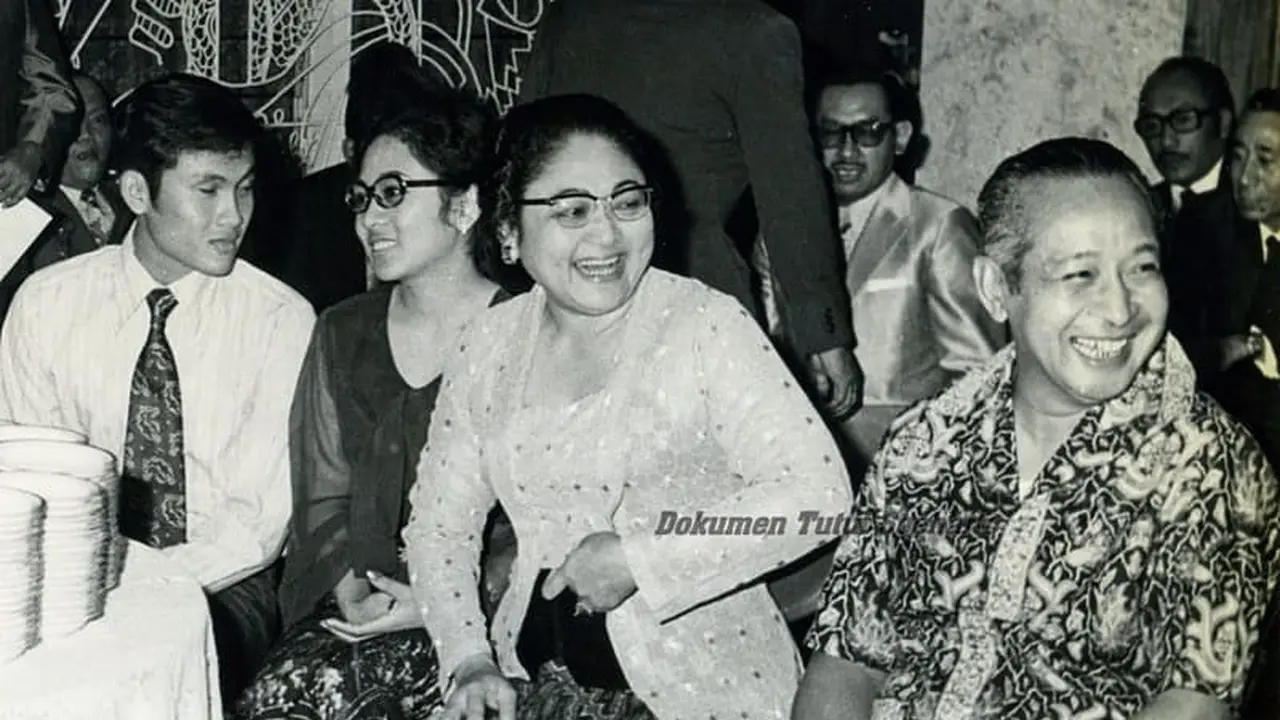 Kenang Cerita Masa Kecil, Tutut Unggah Potret Diapit Pak Harto dan Ibu ...
