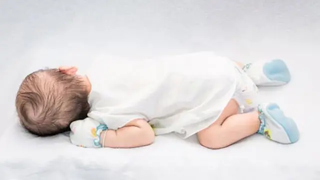 Kapan Bayi Bisa Telungkup Sendiri? Ini Manfaat Bagi Perkembangannya ...