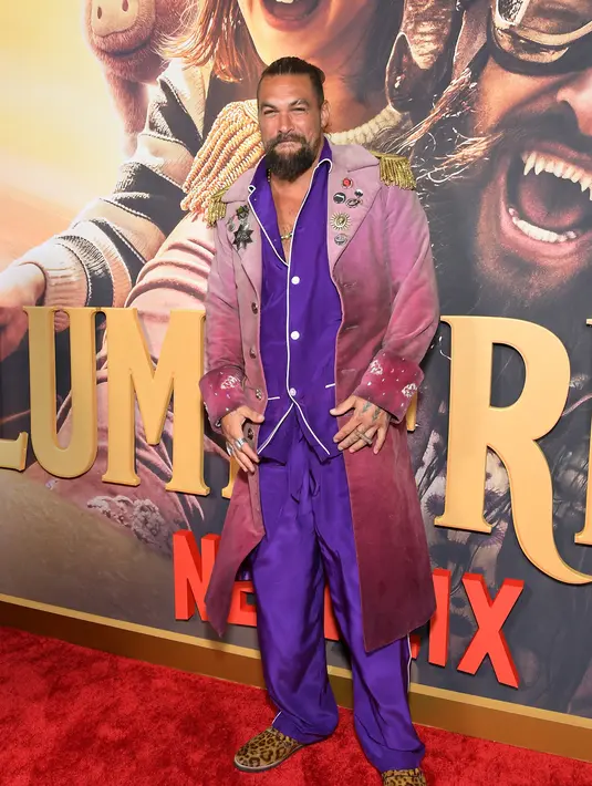 Gaya Lucu Jason Momoa di Pemutaran Film Slumberland, Bawa Boneka Babi ...