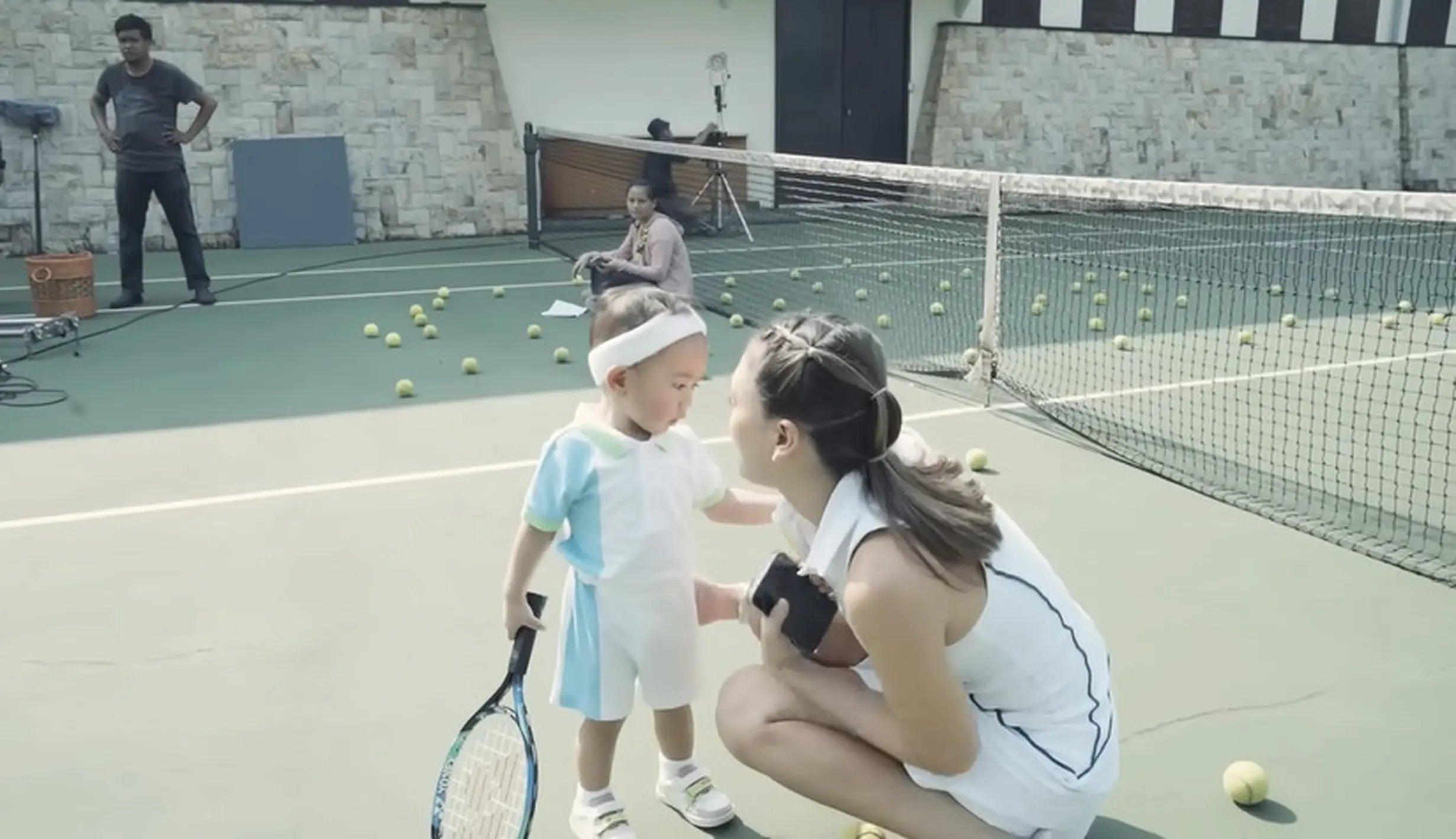 Potret Luna Maya Latihan Tenis dengan Cipung, Gayanya Rayyanza Buat Netizen Gemas - Photo Fimela.com