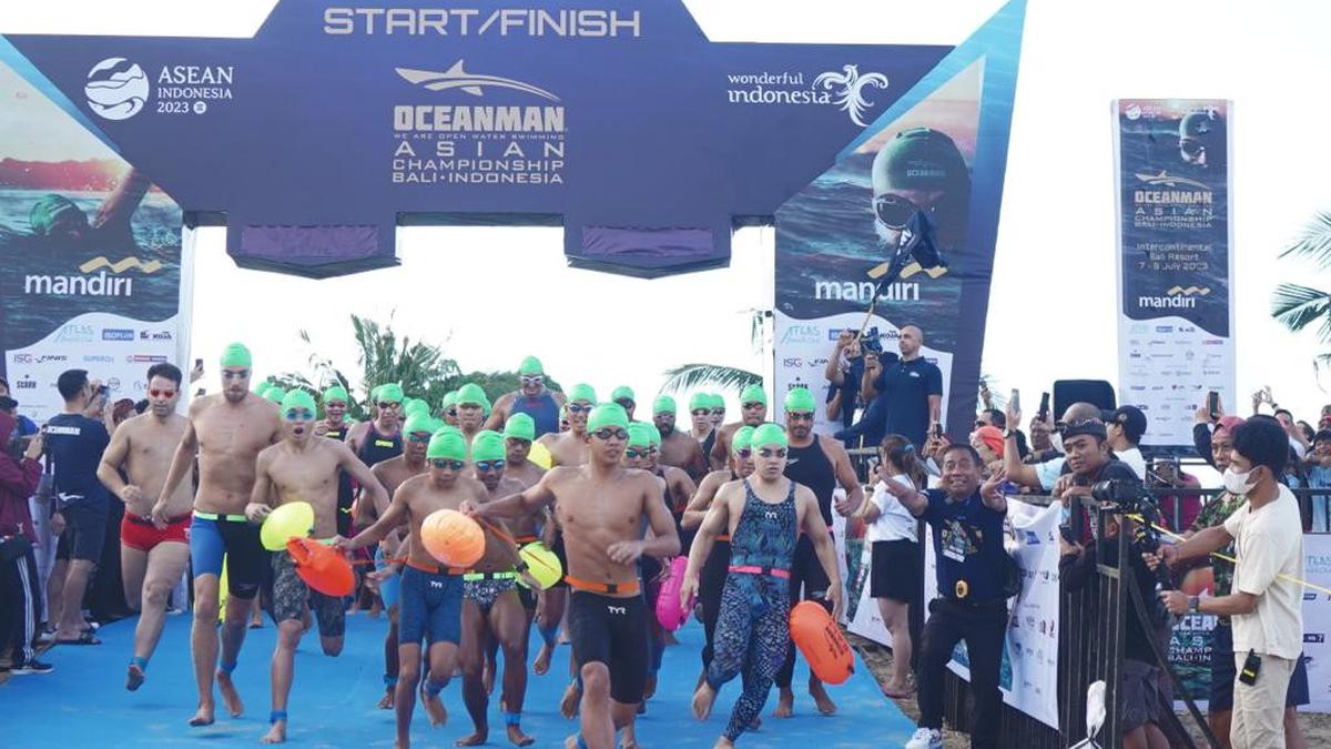 Akbar Putra dan Adinda Larasari Jadi Raja dan Ratu Oceanman Asian - Bola Liputan6.com