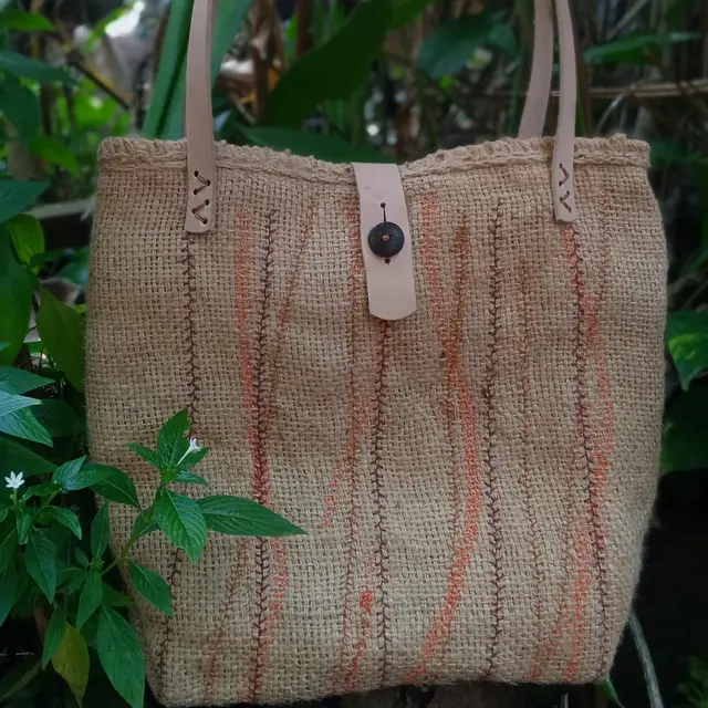 Menolak Arus Industri, Pria di Yogyakarta Ini Sulap Karung Bekas hingga ...