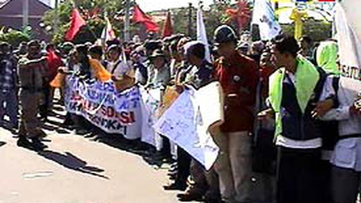 Simpatisan Moncong Putih Merampas Poster Mahasiswa - News Liputan6.com