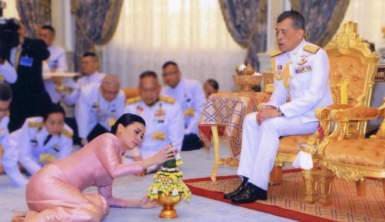 FOTO: Raja Thailand Menikah untuk Keempat Kalinya - Foto Liputan6.com