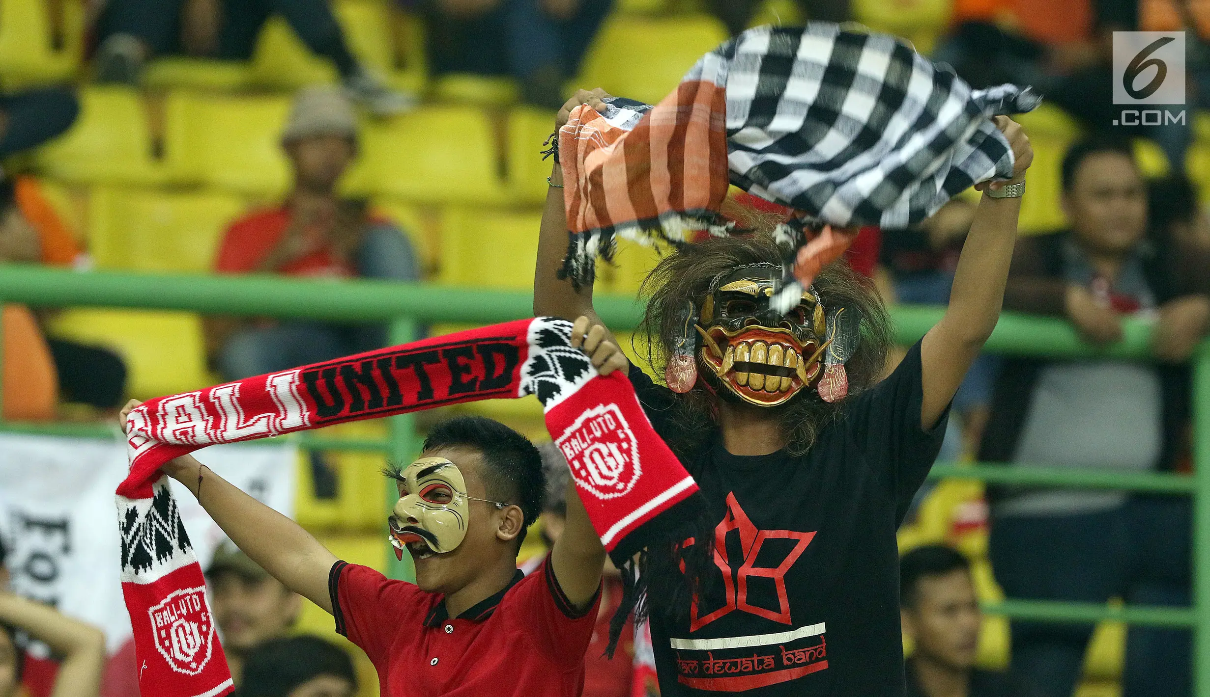 Kenakan Topeng, Suporter Bali United Meriahkan Stadion Patriot - Foto ...