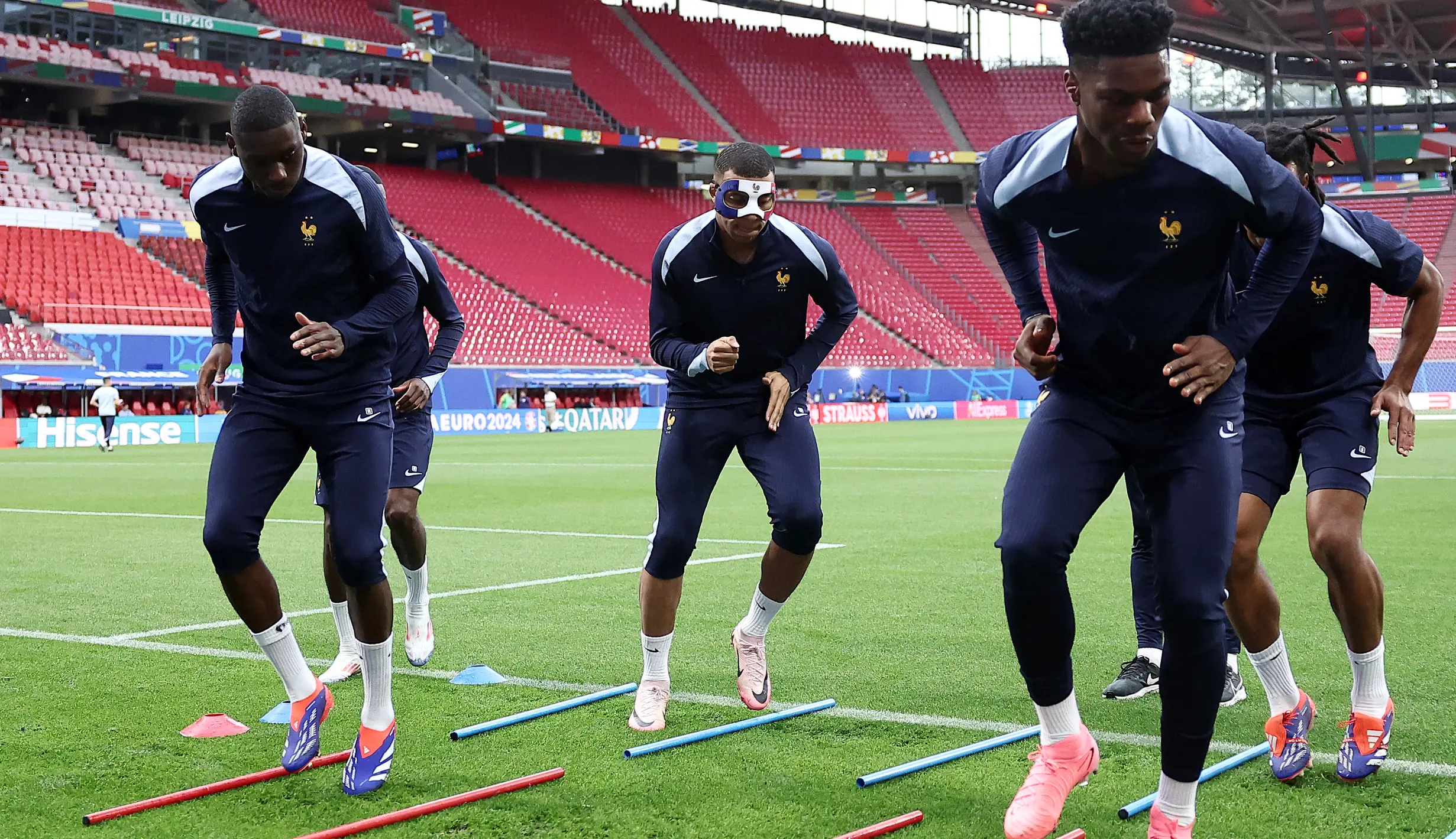 Kylian Mbappe Pamer Masker Pelindung Baru Saat Latihan Timnas Prancis ...
