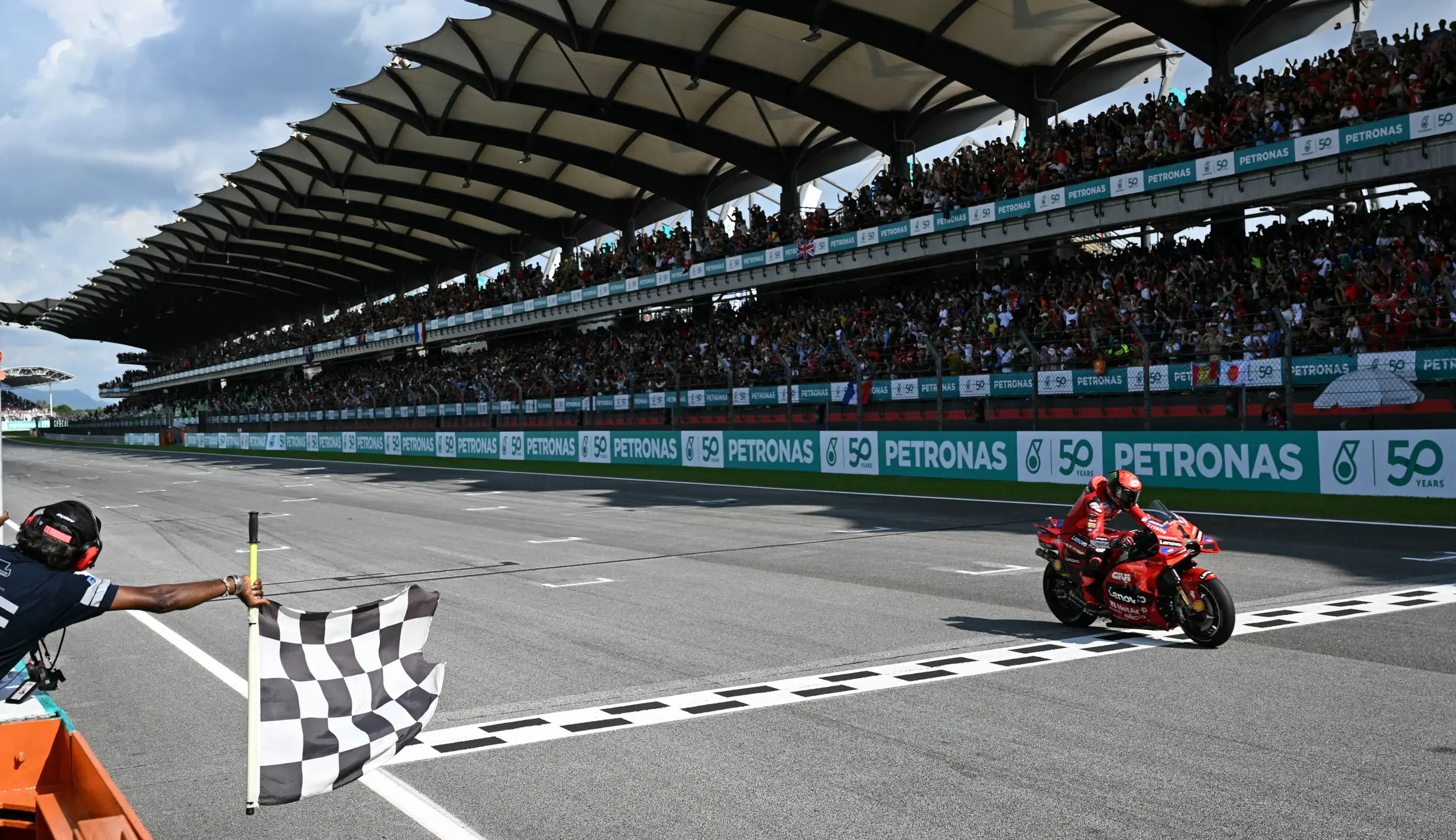 Tampil Tercepat di MotoGP Malaysia 2024, Francesco Bagnaia Perpanjang ...