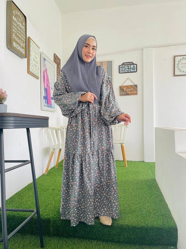 7 Potret April Jasmine Istri Ustaz Solmed Kenakan Gamis Motif Bunga ...