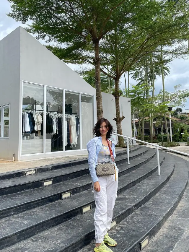 Terpaut Usia 17 Tahun, Ini 6 Potret Reny Setiawati Istri Bimbim Slank - Hot Liputan6.com