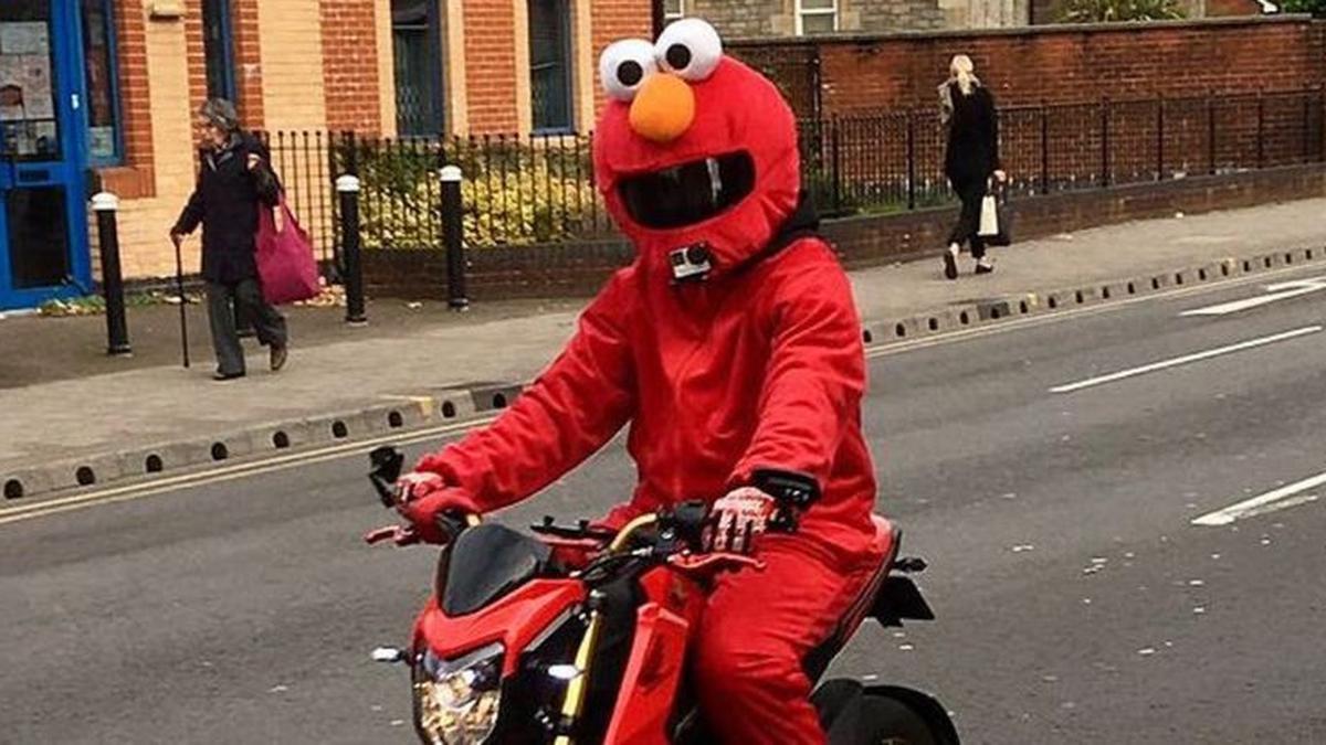 Keliling Kota Naik Motor, Elmo Bikin Gemas