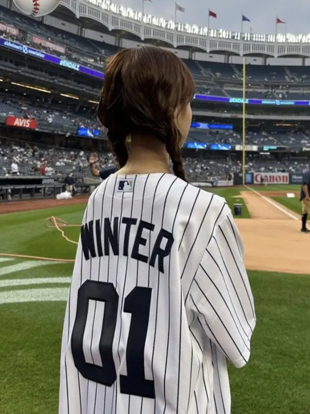 6 Potret Aespa, Tampil dengan Jersey Baseball di Laga New York Yankees - Fashion Fimela.com
