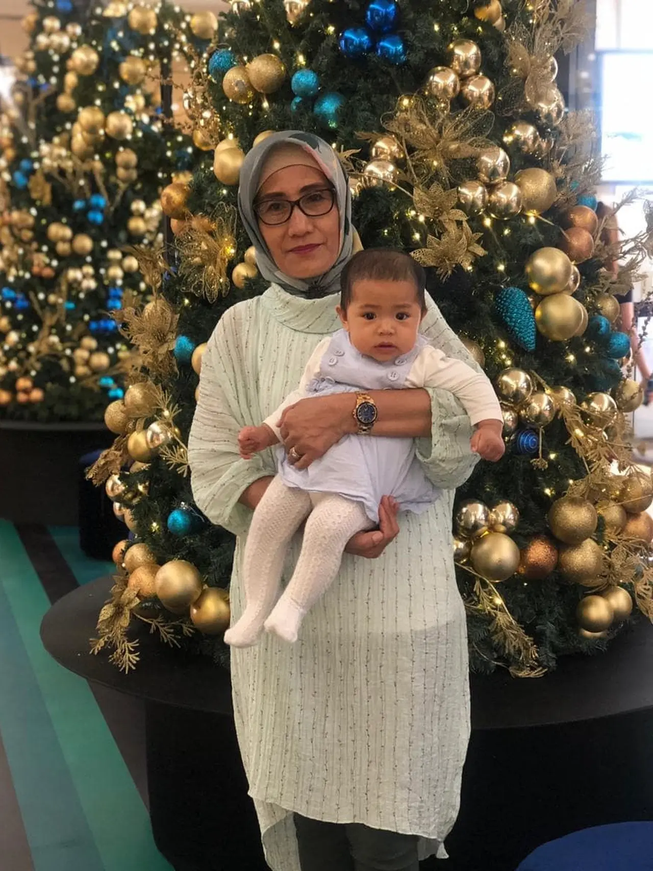 Jadi Cucu Kesayangan, Ini 6 Momen Alea Anak Raditya Dika Bareng ...