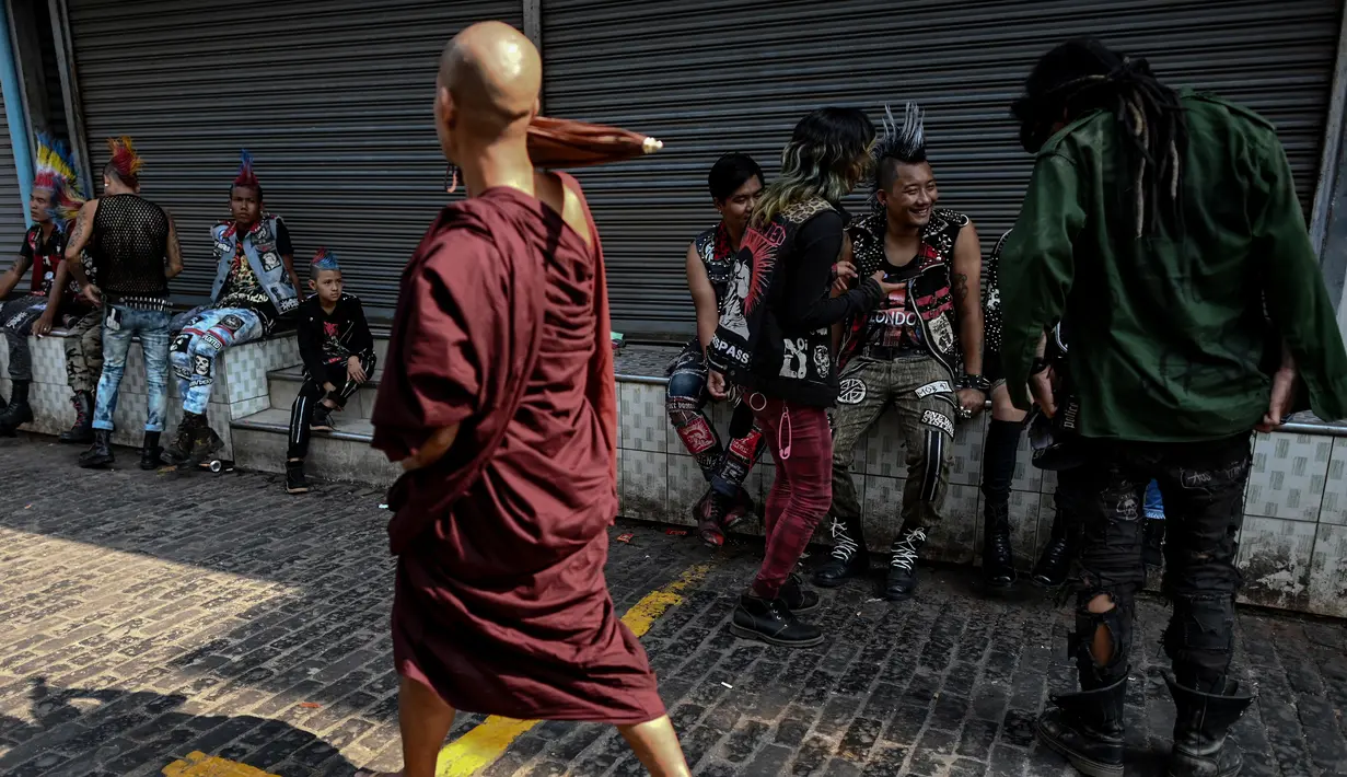 FOTO: Gaya Anak Punk Ramaikan Festival Air Myanmar - Foto Liputan6.com