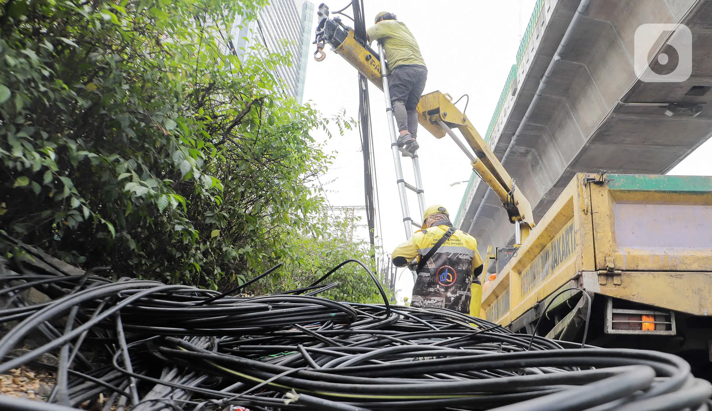 Penataan Jaringan Kabel Utilitas di Kawasan Tendean - Foto Liputan6.com