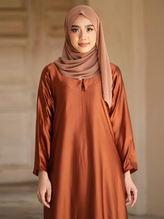 11 Model Dress Panjang Elegan Kombinasi Pashmina Muslimah Terbaru 2025