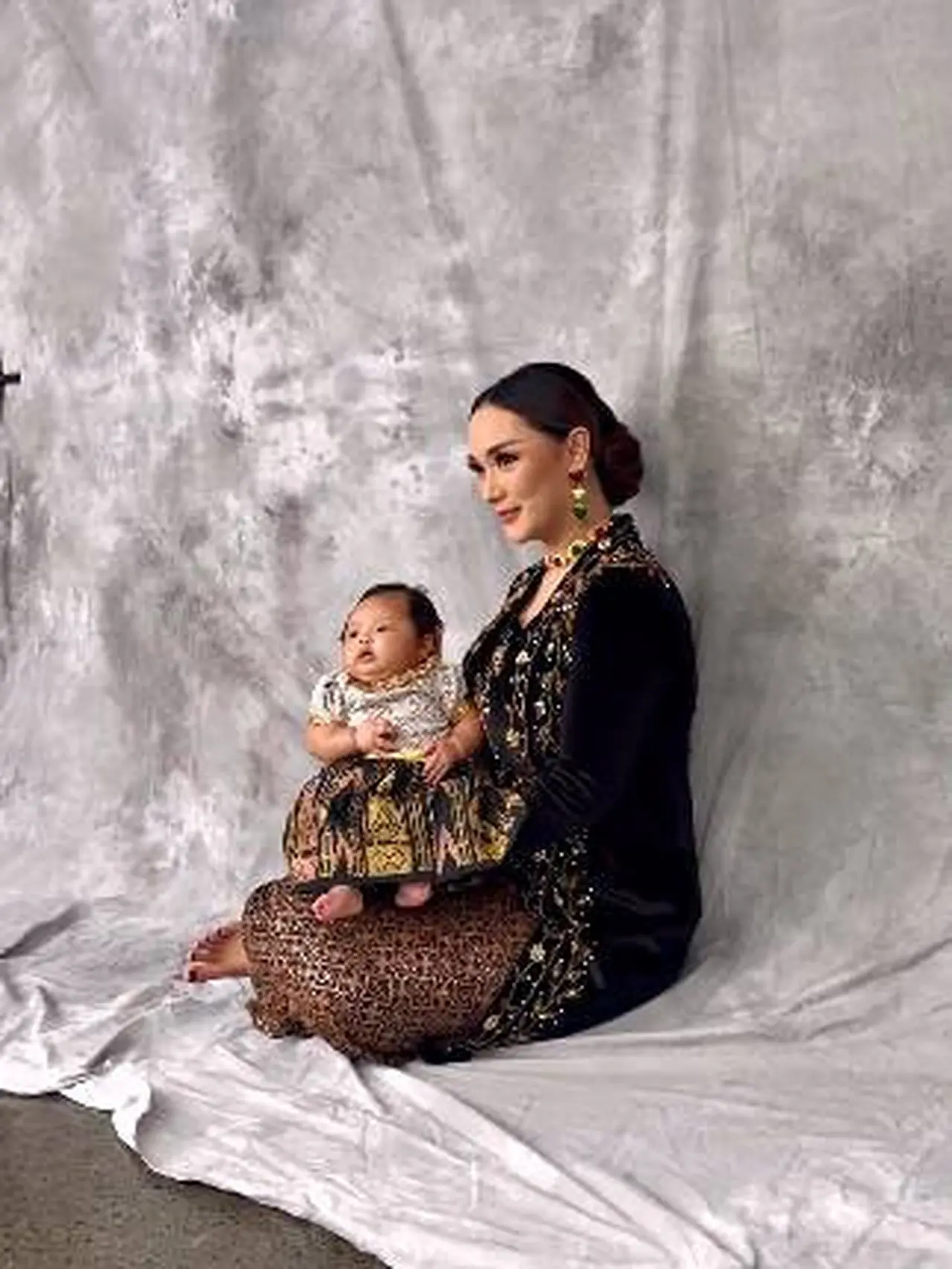 Tampil Kompak, Ini 6 Pemotretan Terbaru Zaskia Gotik Bersama Anak ...