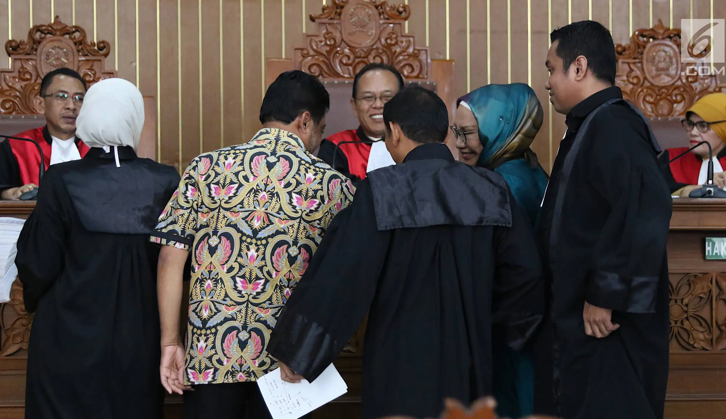 FOTO: Ratna Sarumpaet Cipika Cipiki dengan Presiden KSPI di Sidang ...