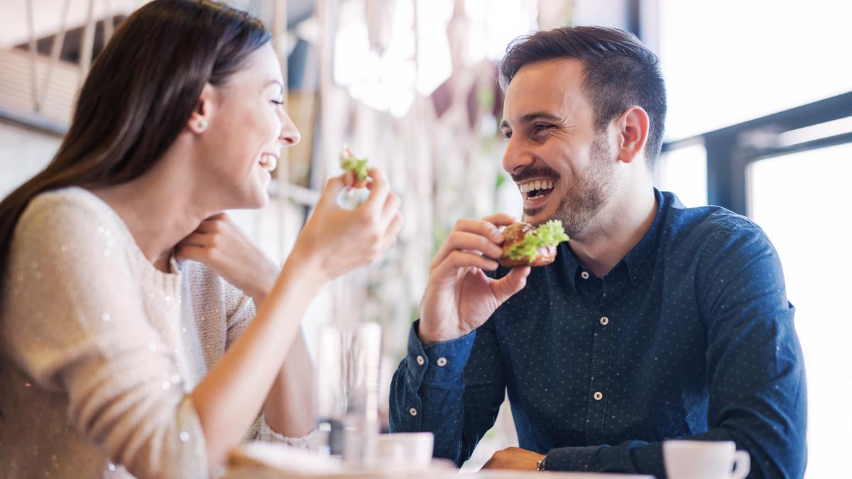 7 Tanda Dirimu Punya Aura yang Membuat Orang Nyaman Bersamamu - Lifestyle Fimela.com