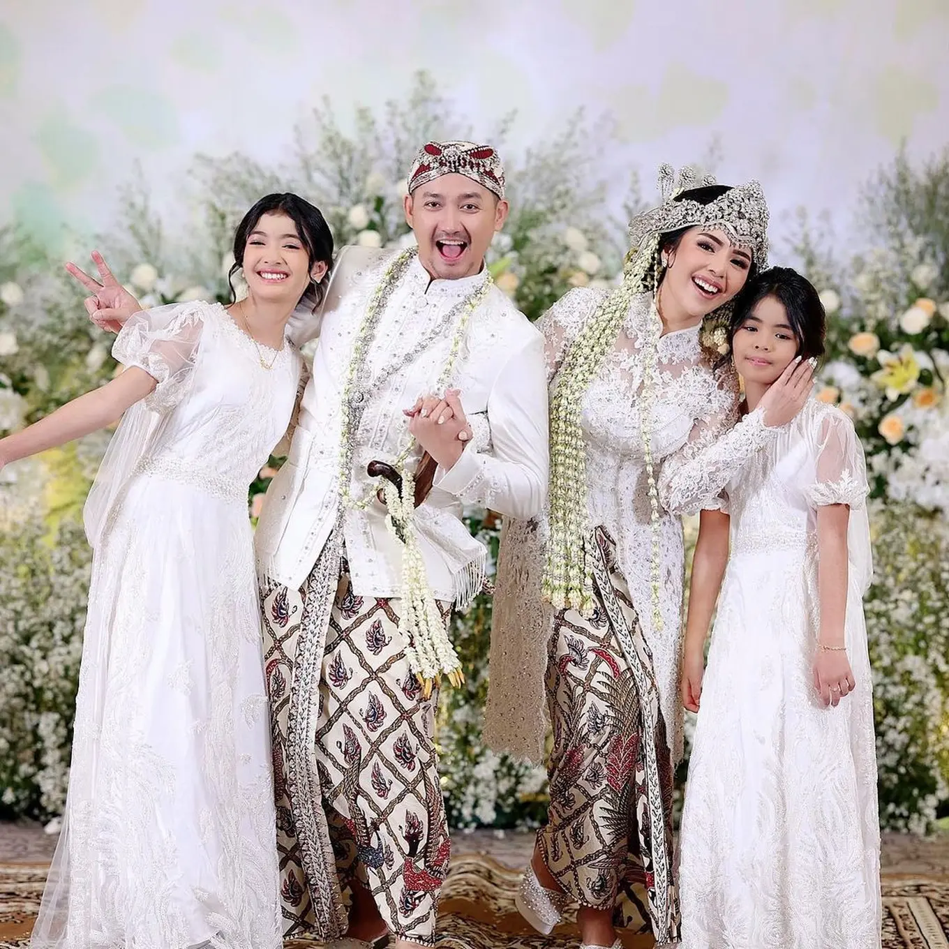 7 Potret Bahagia Angga Wijaya Resmi Nikahi Sang Kekasih, Senyum ...