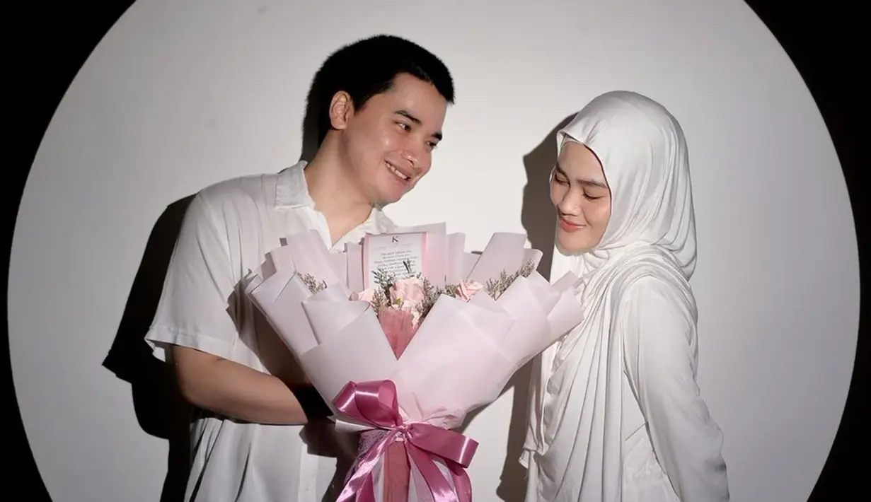 Pemotretan Alvin Faiz dan Henny Rahman, Romantis Bak Pasangan Muda Pacaran - Foto Liputan6.com