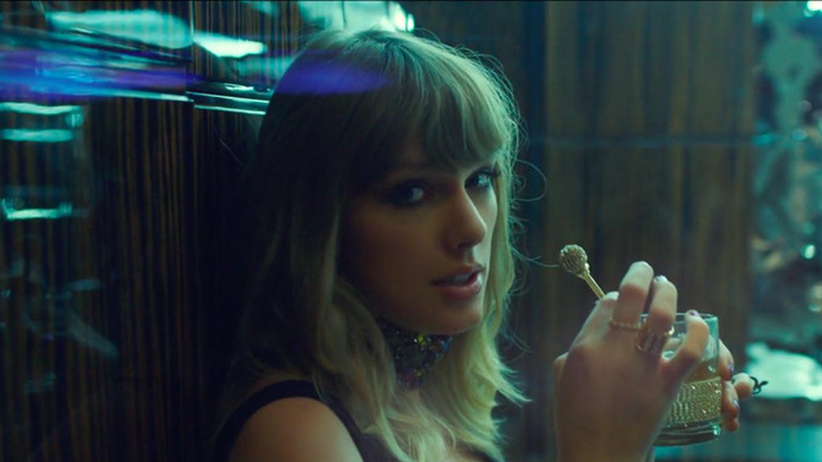 8 Pesan Tersembunyi di Video Klip Lagu End Game Taylor Swift