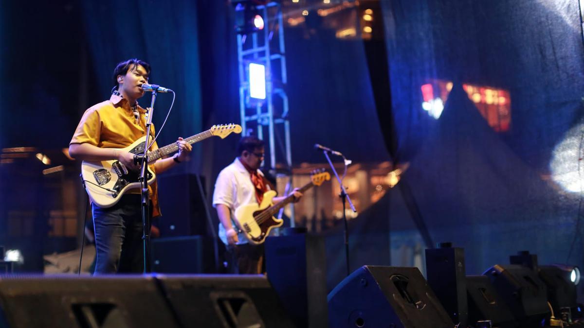 Lirik Lagu Am I Bothering You? - Reality Club - Ragam Bola.com