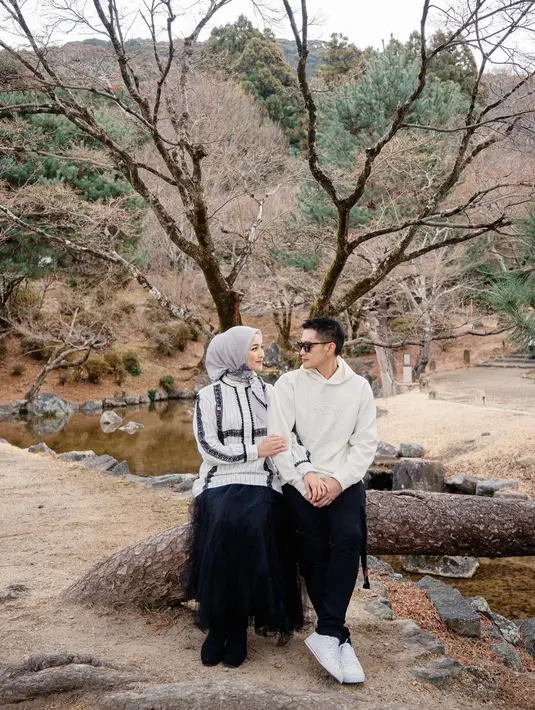6 Gaya Bucin Citra Kirana dan Rezky Aditya Liburan di Jepang Pakai Outfit Serasi - Photo Fimela.com