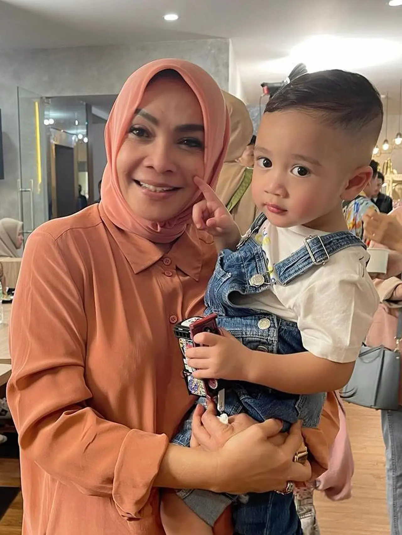 5 Potret Rieta Amilia dengan Ekspresi Wajah Cerianya Saat Menemani ...