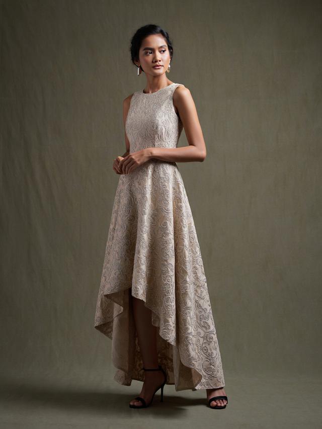11 Inspirasi Model Baju Brokat Terusan untuk Usia 30-an, Menawan di ...