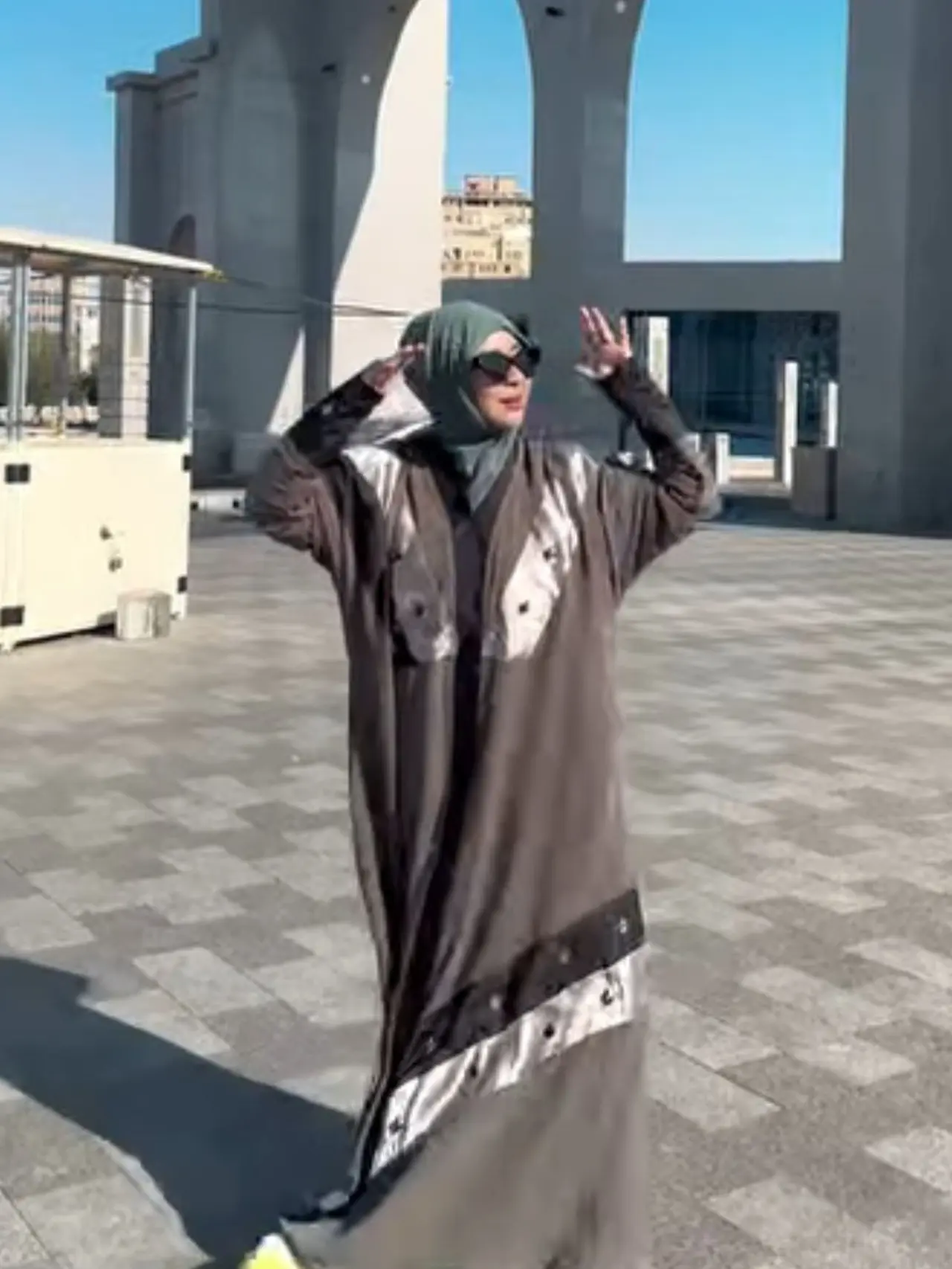 5 Potret Hijrah Modis Chikita Meidy di Tanah Suci, Gaya Busananya Jadi ...