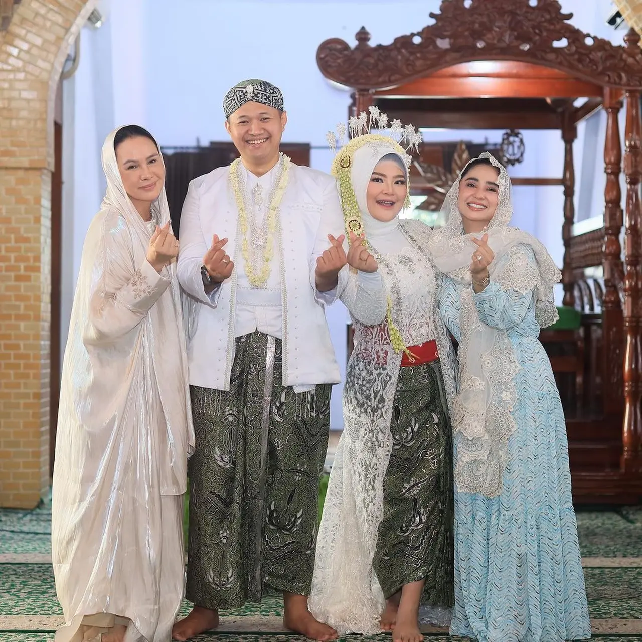 Heboh Terkait Gaji Pilot, 10 Seleb Cantik Ini Menikah dengan Pilot ...